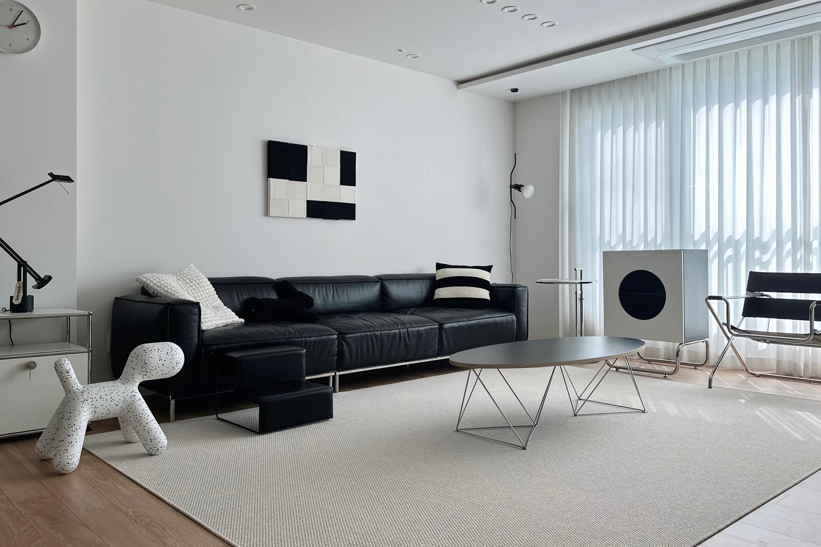 반려견과 함께 하는 블랙and화이트 모던 프렌치 하우스 라이프스타일 슈퍼앱 오늘의집