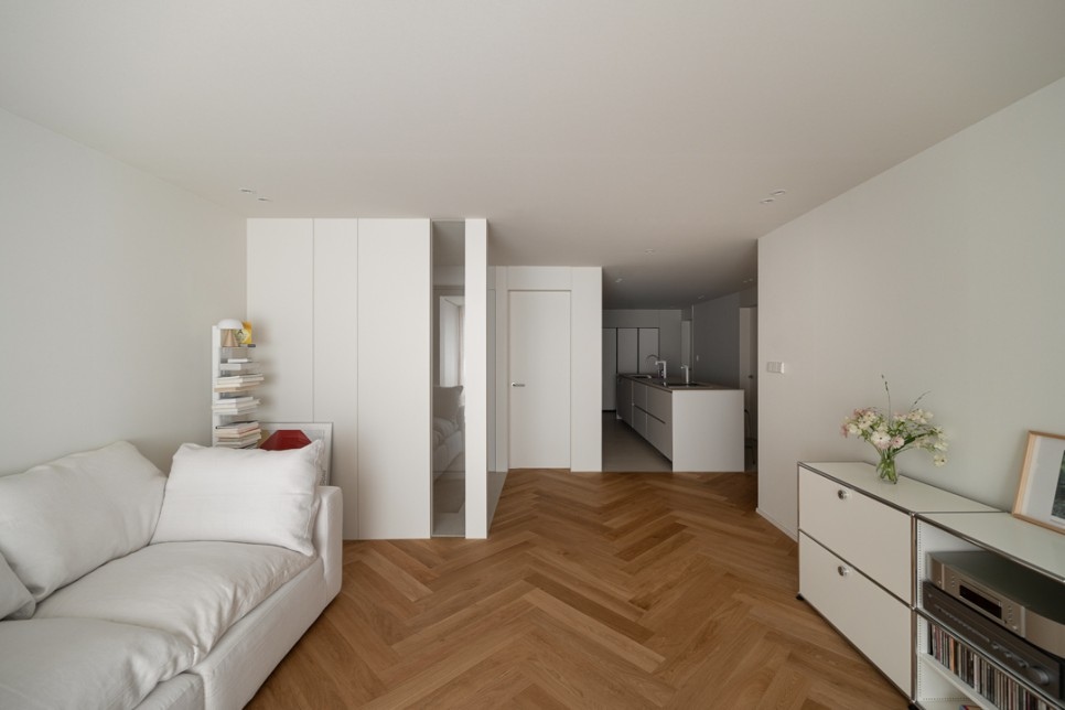 화이트 벽과 헤링본의 우아한 조화_ 염리동 삼성래미안 32PY APT | 라이프스타일 슈퍼앱, 오늘의집