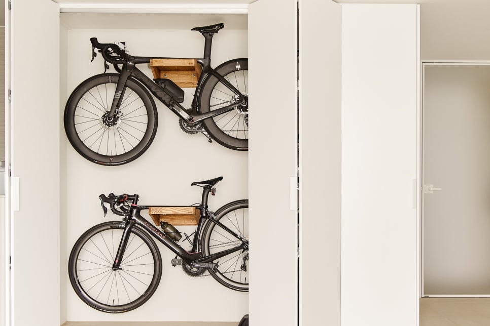 거실에 자전거 수납?_ 남양주 가운동 휴먼시아 3단지 32PY APT | 라이프스타일 슈퍼앱, 오늘의집