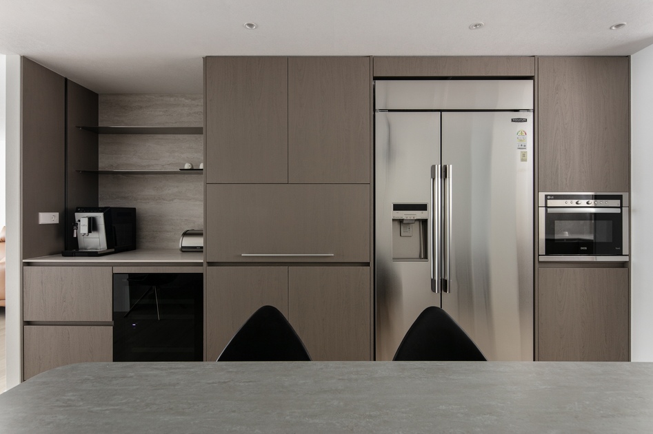 차분하고 딥한 그레이 우드로 완성된 주방 라이프스타일 슈퍼앱 오늘의집