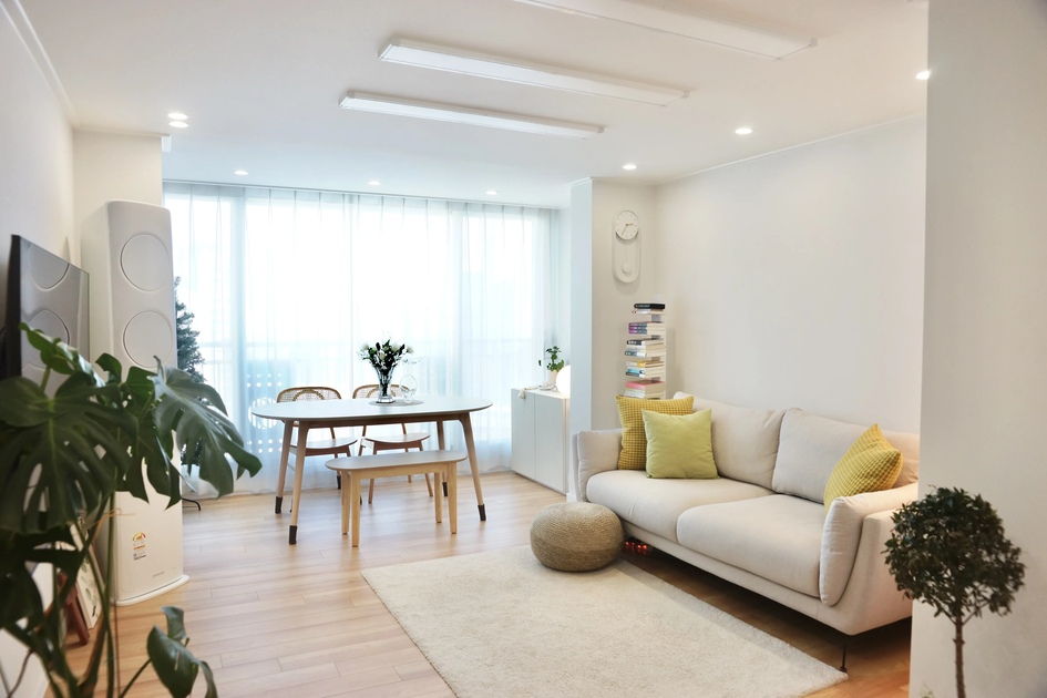 꽃과 식물이 함께🌼 따스한 온기가 있는 24평 신혼집 라이프스타일 슈퍼앱 오늘의집