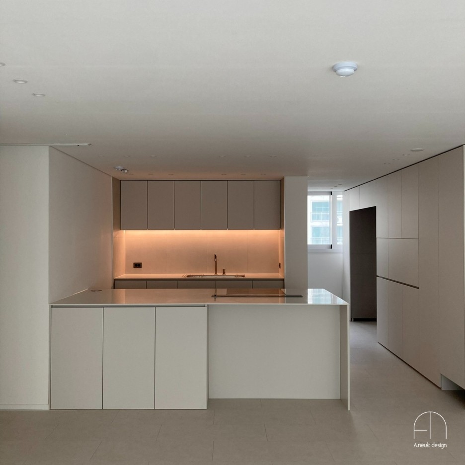 확장과 구조변경으로 고급스럽게 톤앤매너 라이프 스타일을 그대로 반영한 양산 쌍용스윗닷홈 32평 인테리어 울산 아늑디자인 라이프스타일 슈퍼앱 오늘의집