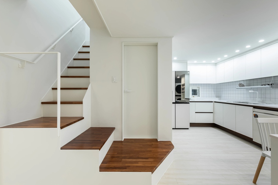 은은한 월넛으로 고급 한스푼, 망원동 2층주택 29PY | 라이프스타일 슈퍼앱, 오늘의집