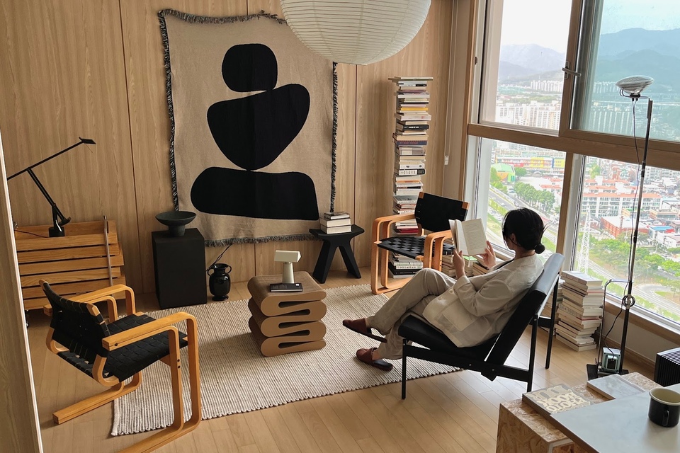 우드and블랙 가구로 따뜻한 공간 디자이너의 투룸 꾸미기 라이프스타일 슈퍼앱 오늘의집