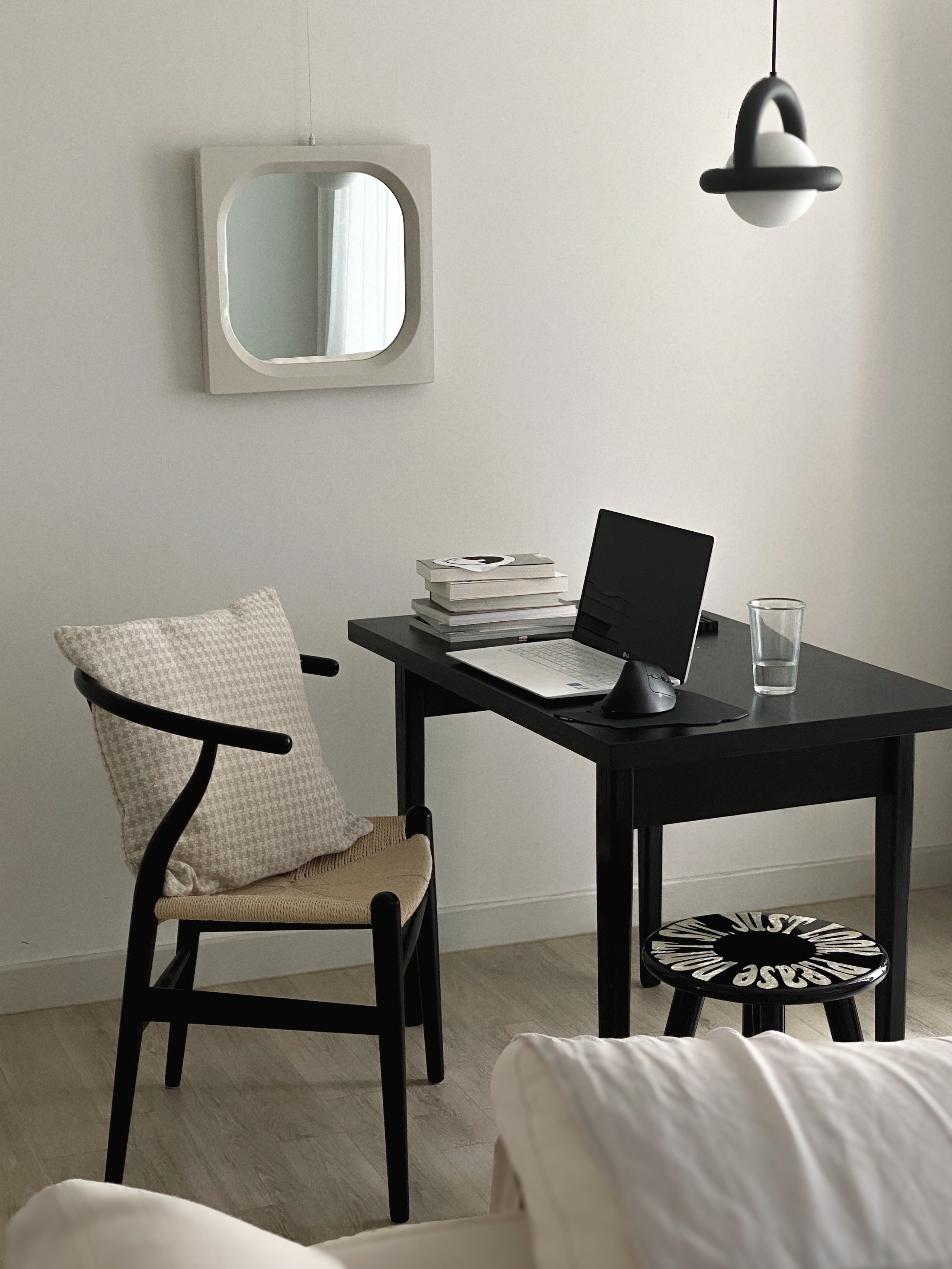 'Jagae Stool Black 자개 스툴 의자' 제품으로 꾸민 유저들의 스타일링샷 | 오늘의집 유저들의 집꾸미기