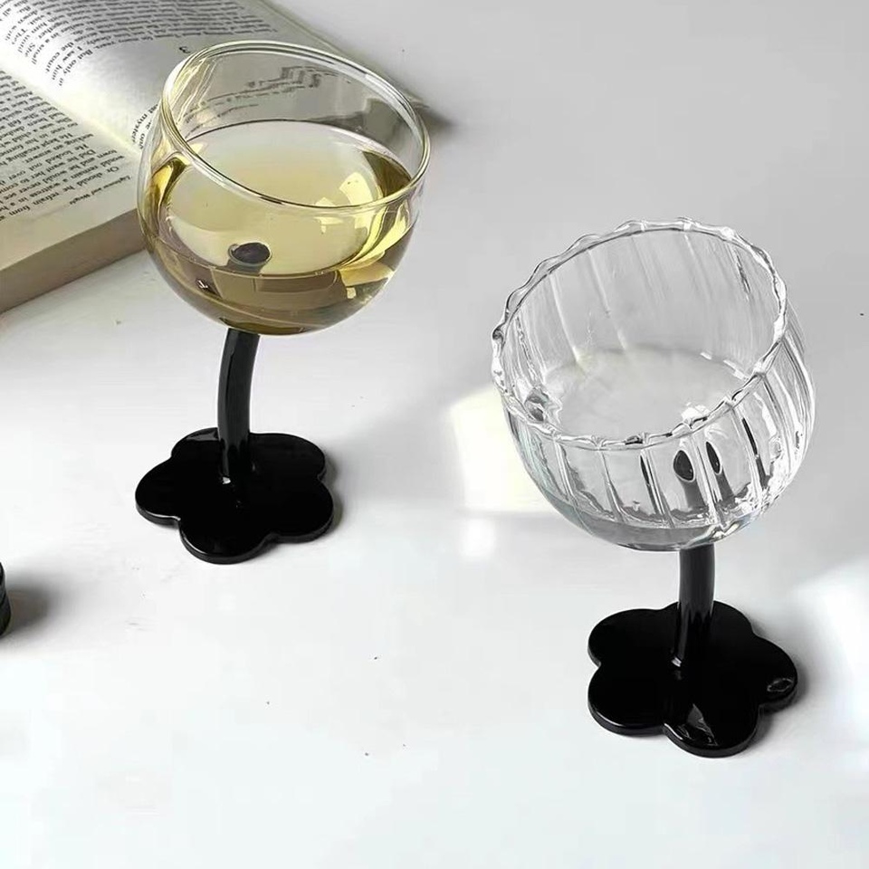 와인·양주·칵테일잔 > [해외] 1+1 집들이 고블렛 기울어진 플라워 받침 블랙스완 와인잔 세트 | 오늘의집 쇼핑