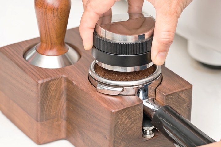 캡슐보관함·커피용품 커피 탬핑 홀더 포터필터 거치대 월넛 스탠드 블록형 5153mm 오늘의집 쇼핑