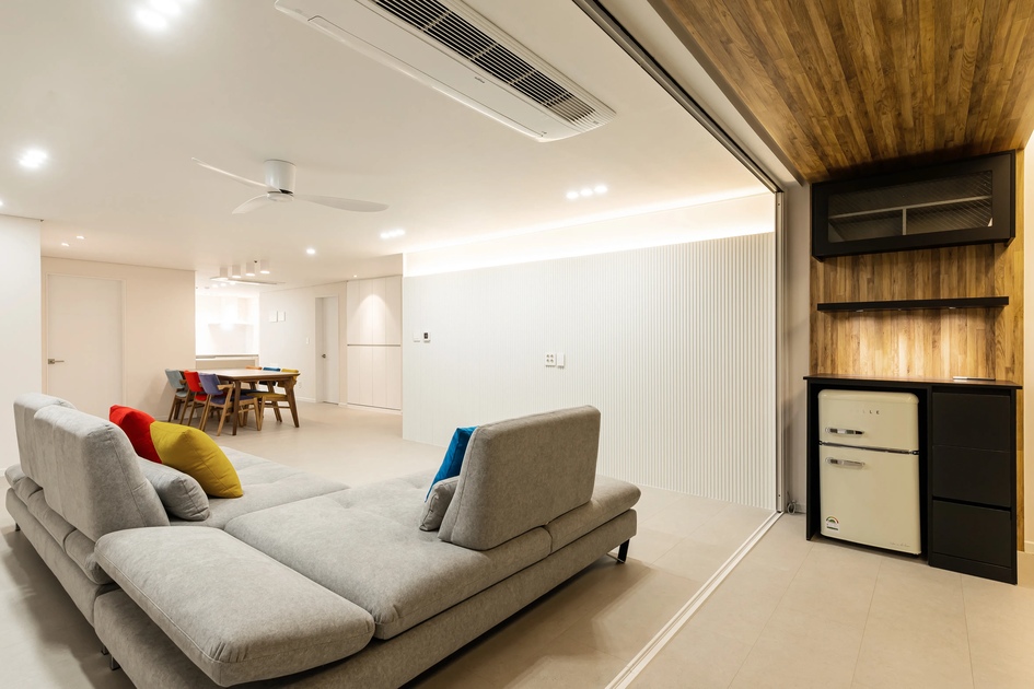 현관 벤치, 발코니 홈바🍷가 있는 실용적인 공간 활용! 동광갈현베르빌 45PY | 라이프스타일 슈퍼앱, 오늘의집