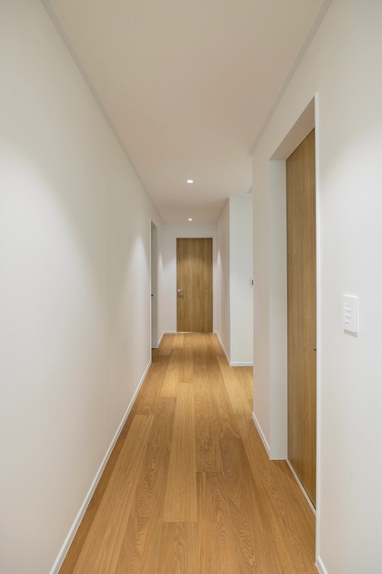 방문과 마루에 포인트를 준 올화이트 디자인 [ 인덕원 동편마을4단지 38PY ] | 라이프스타일 슈퍼앱, 오늘의집