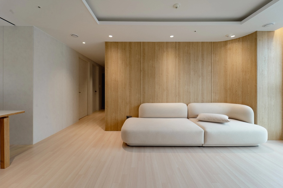 거실 아트월을 한층 고급스럽게 표현한 인테리어 [ 안양 래미안 메가트리아 24PY ] | 라이프스타일 슈퍼앱, 오늘의집